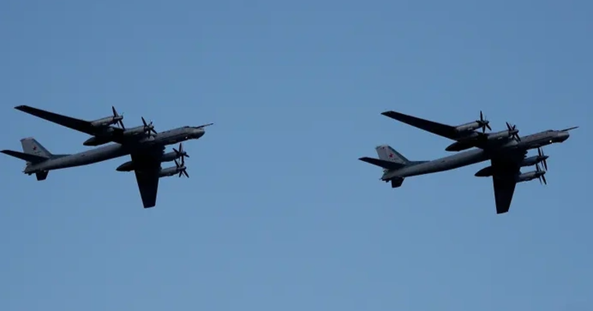 Máy bay Nga xuất kích, phóng loạt tên lửa vào sân bay quân sự Ukraine | Báo Dân trí