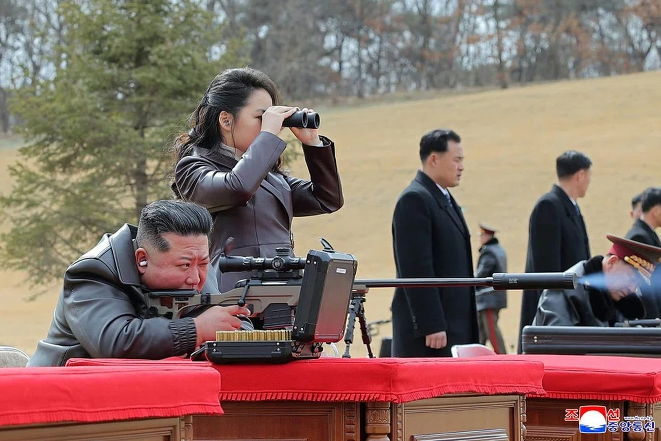 Ông Kim Jong-un và con gái ngắm bắn "vũ khí tuyệt vời" của Triều Tiên ...