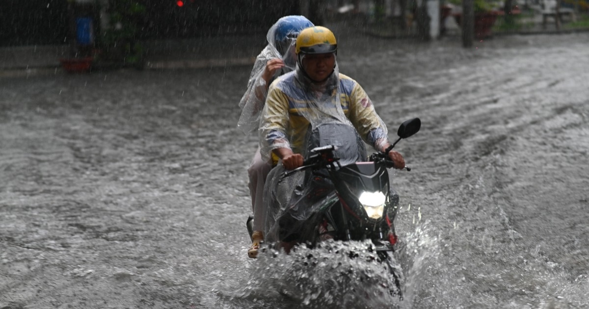 TPHCM mưa lớn kéo dài do ảnh hưởng của hoàn lưu bão Bualoi | Báo Dân trí