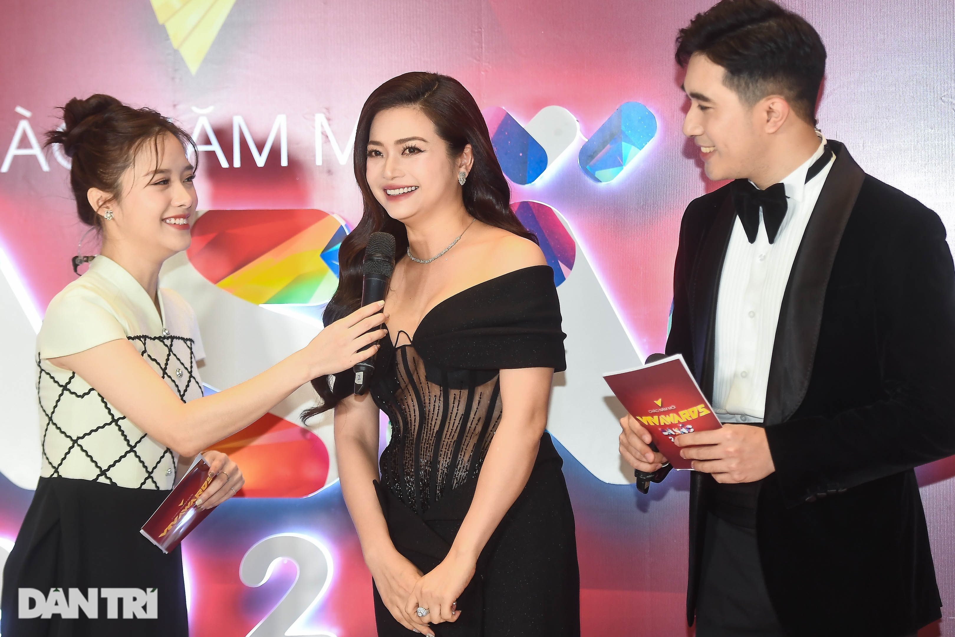 VTV Awards 2023: Dàn diễn viên, MC "hot" dự thảm đỏ | Báo Dân trí