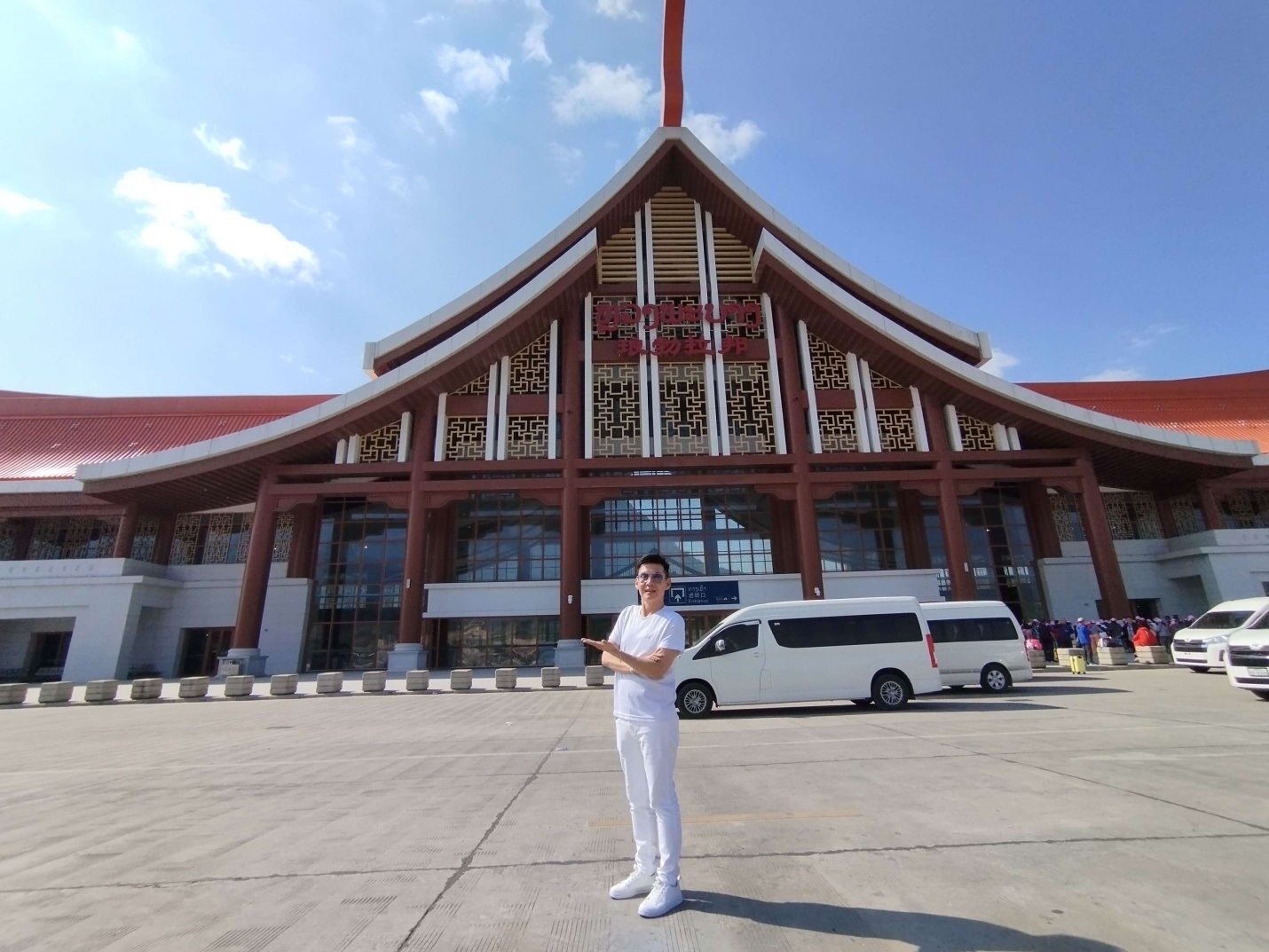 Khách Việt trải nghiệm tàu đường sắt tốc độ cao 6 tỷ USD đầu tiên ở Lào | Báo Dân trí