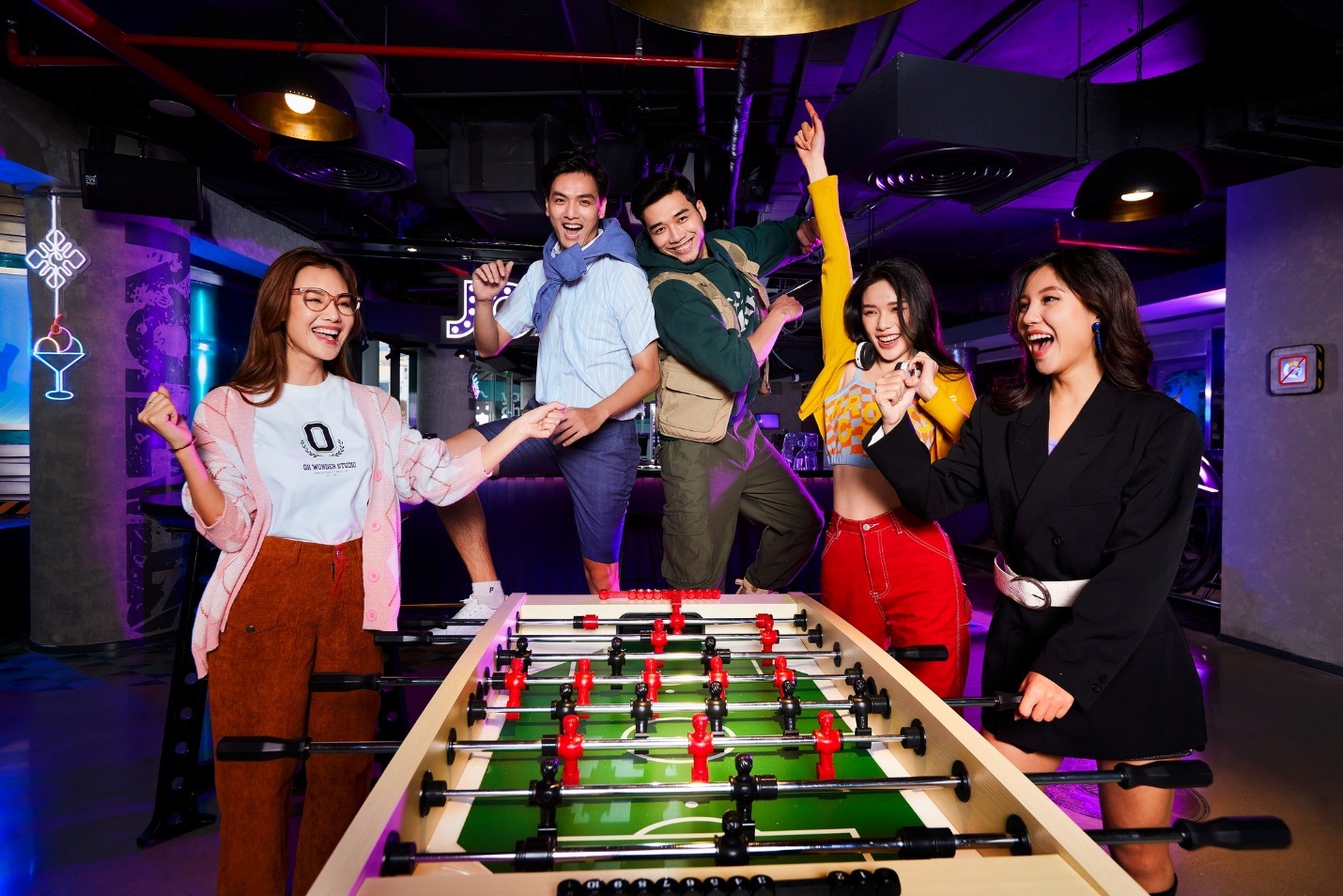 Trở về tuổi thơ với loạt game nhảy lò cò, cờ búng, ô ăn quan ở SOJO Hotels | Báo Dân trí