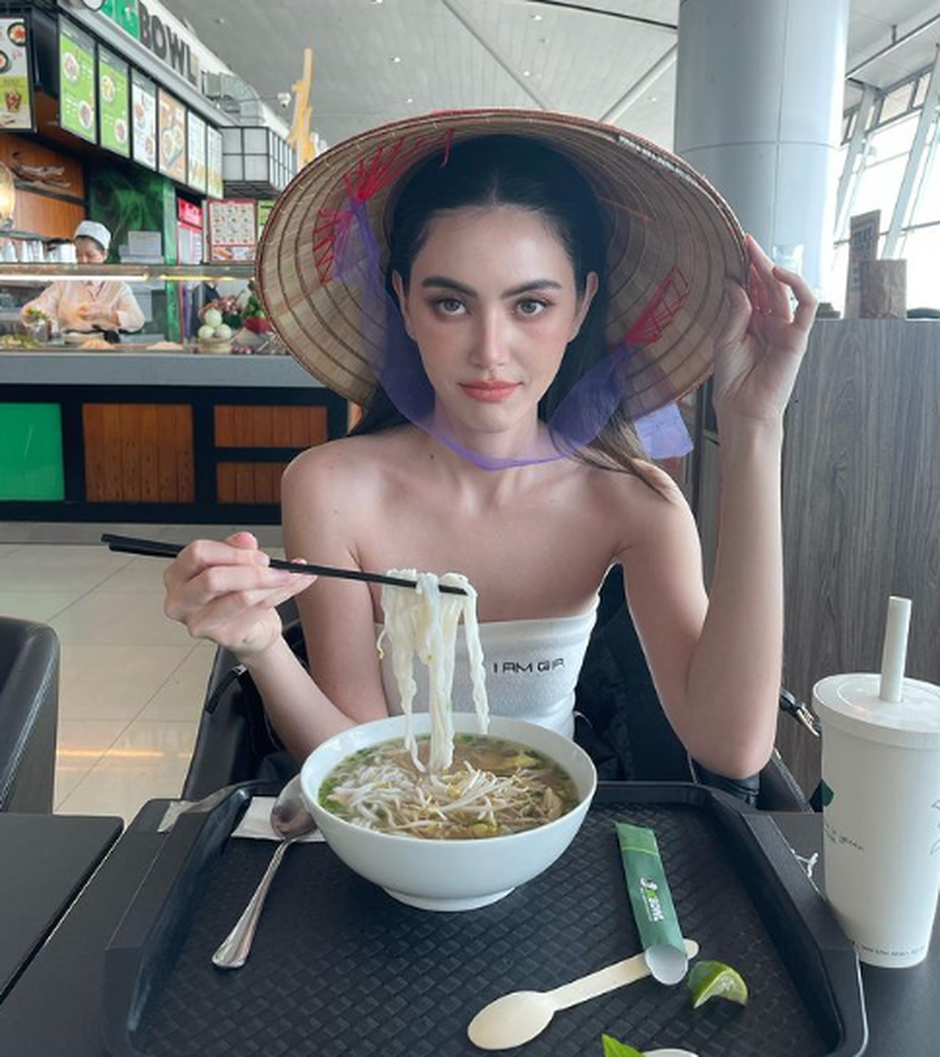 Mỹ nhân Thái Lan ăn bát phở Việt giá cao ở sân bay Tân Sơn Nhất | Báo Dân trí