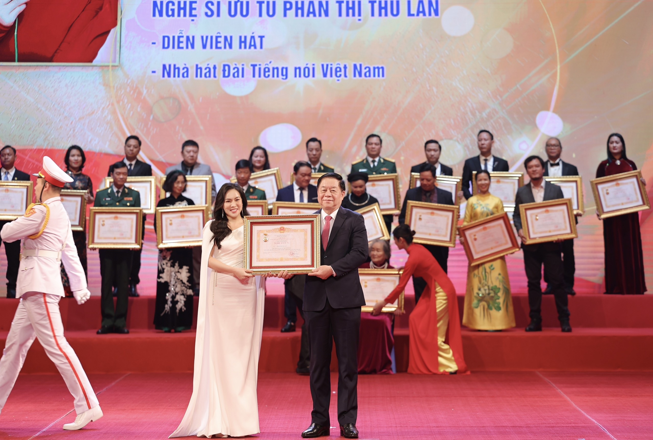 Ca sĩ Phan Thu Lan trân trọng danh hiệu NSƯT | Báo Dân trí