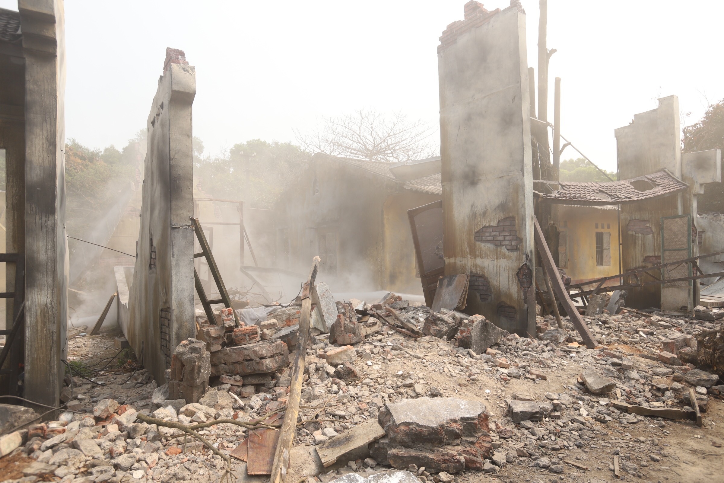 Cận cảnh phim trường "đổ nát chưa từng có" tái hiện Hà Nội năm 1946 ...