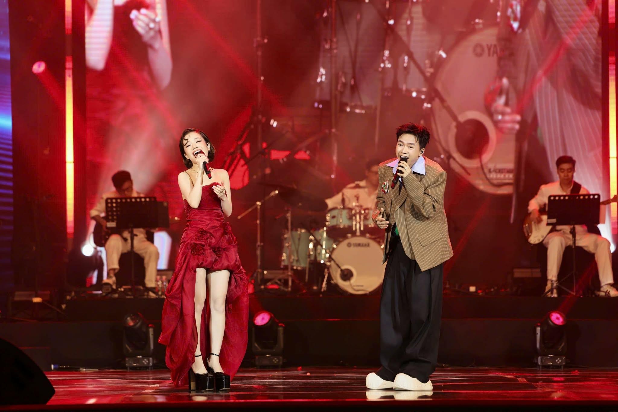 Bùi Công Nam thăng hoa, Quốc Thiên “đốn tim” khán giả đêm nhạc Giáng sinh | Báo Dân trí