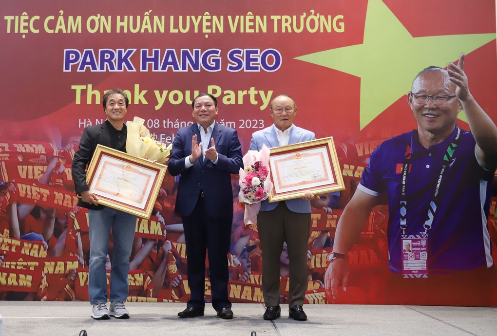 VFF tri ân HLV Park Hang Seo và trợ lý Lee Young Jin | Báo Dân trí