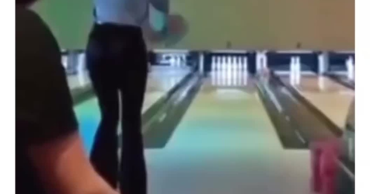 Video: Màn ném bowling "sai công thức nhưng đúng kết quả" | Báo Dân trí