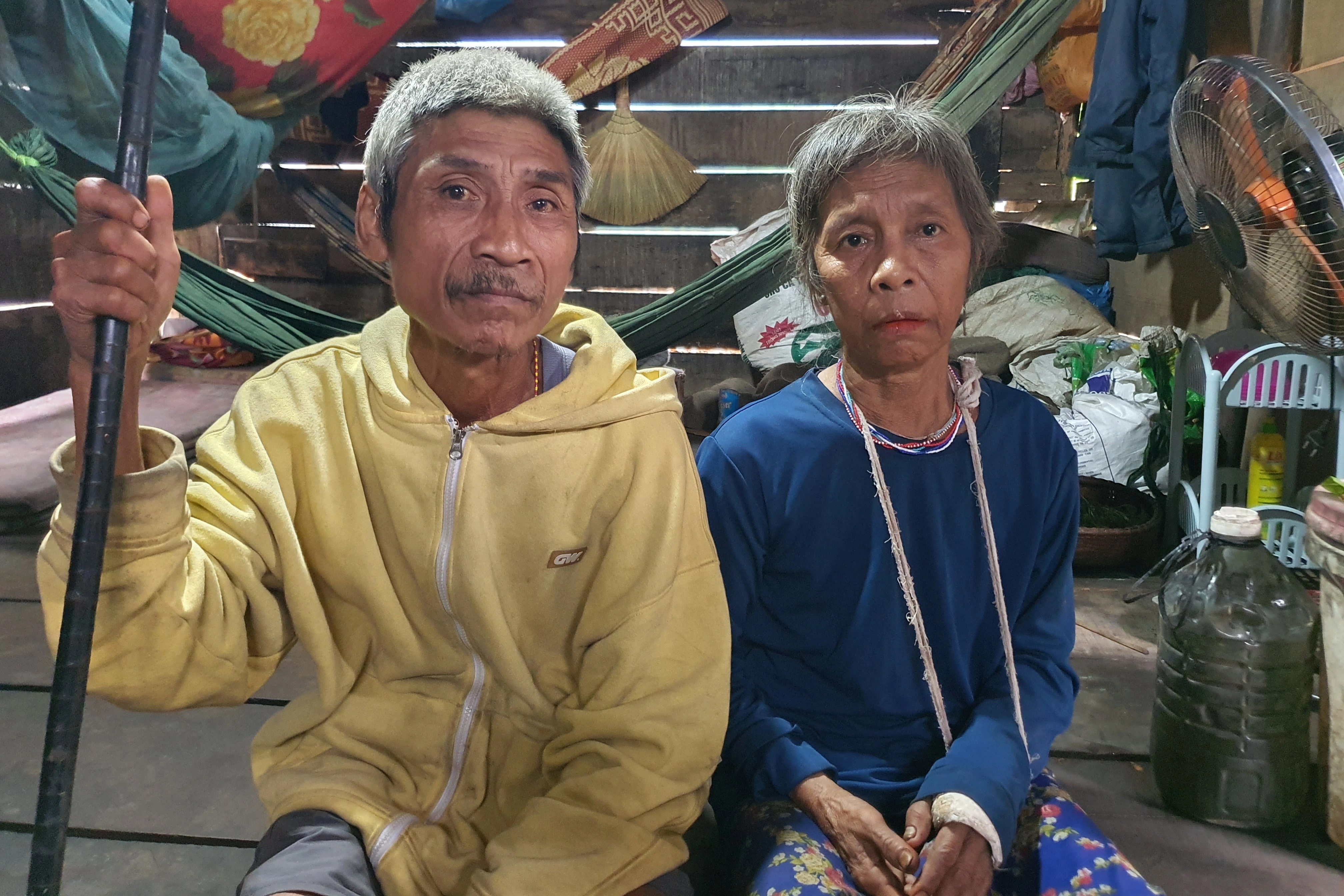 Vợ chồng người M'Nông sống khổ sở trong căn nhà rách nát | Báo Dân trí