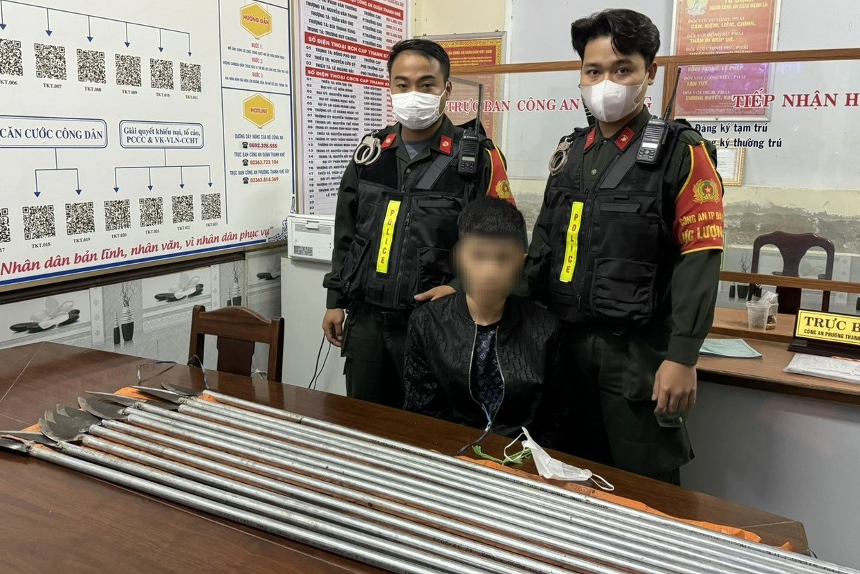 Tóm gọn 2 thanh niên mang 12 dao phóng lợn nghênh ngang trên phố Đà Nẵng | Báo Dân trí