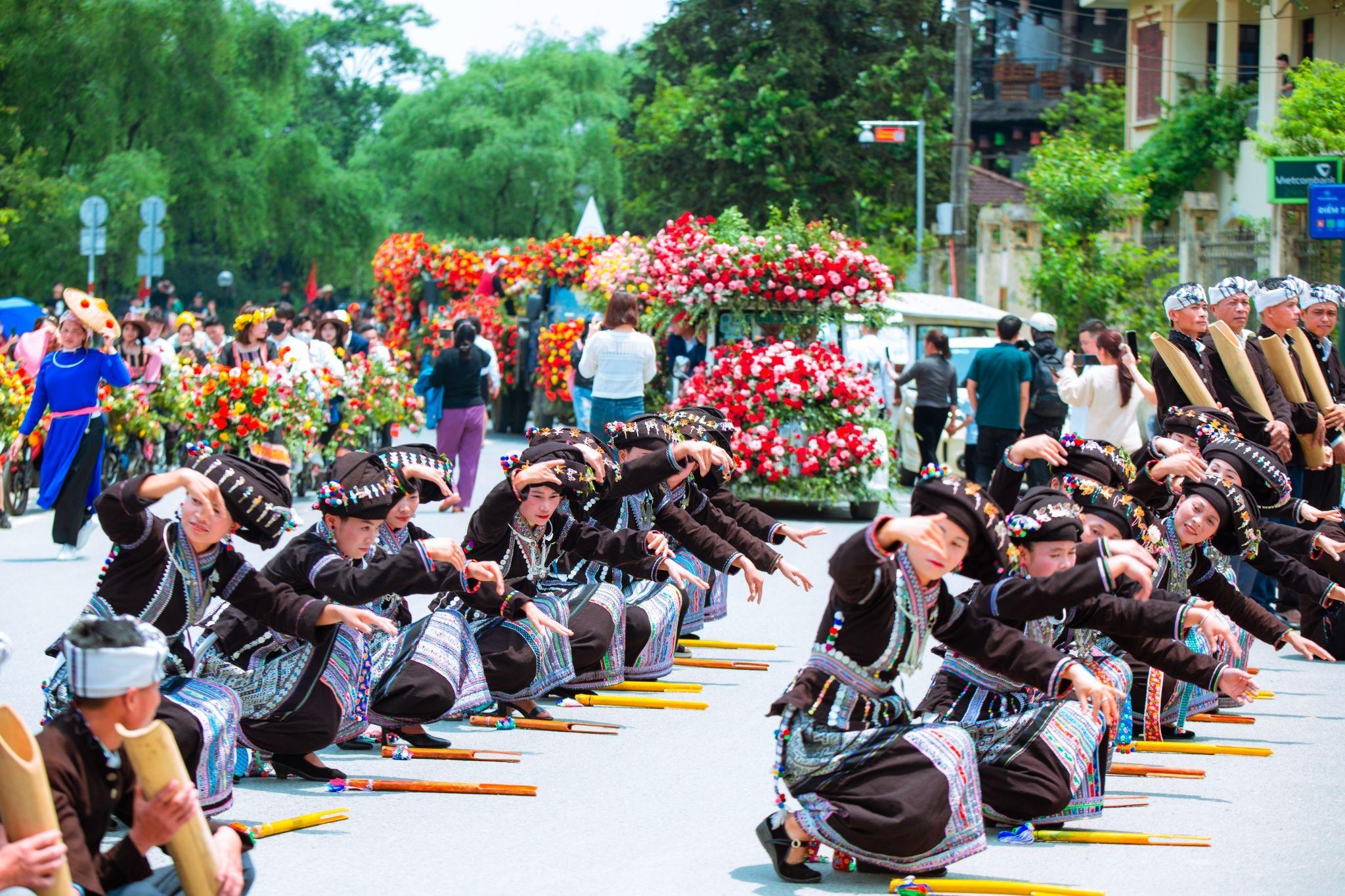 Mãn nhãn với hàng nghìn đóa hồng trong lễ hội hoa hồng Sa Pa | Báo Dân trí