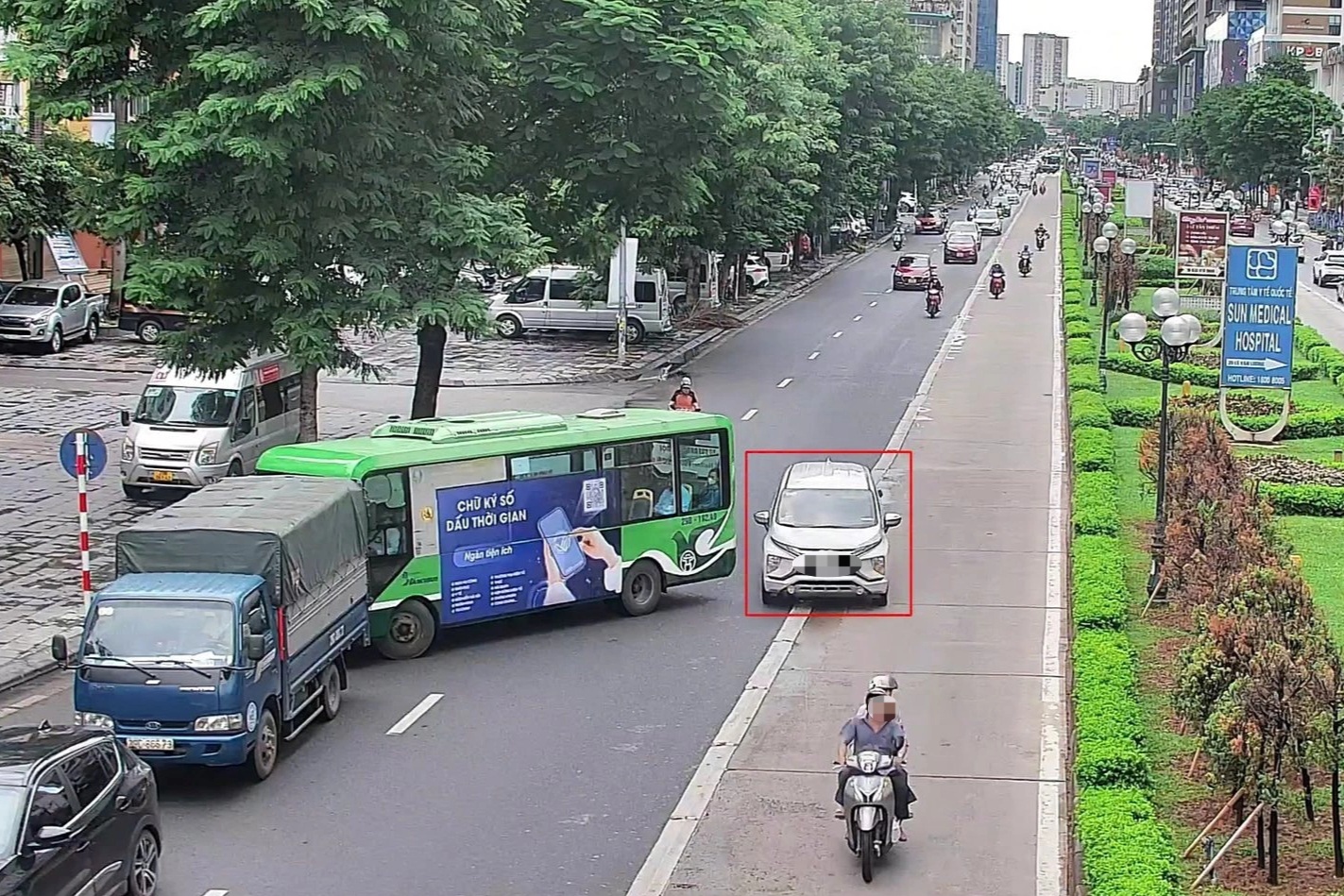 Camera AI ở Hà Nội phát hiện 29 trường hợp đi vào làn đường BRT | Báo Dân trí