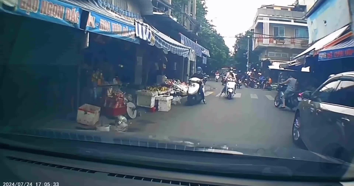 Video: Người đàn ông đỗ ô tô giữa ngã ba để vào hàng hoa quả | Báo Dân trí