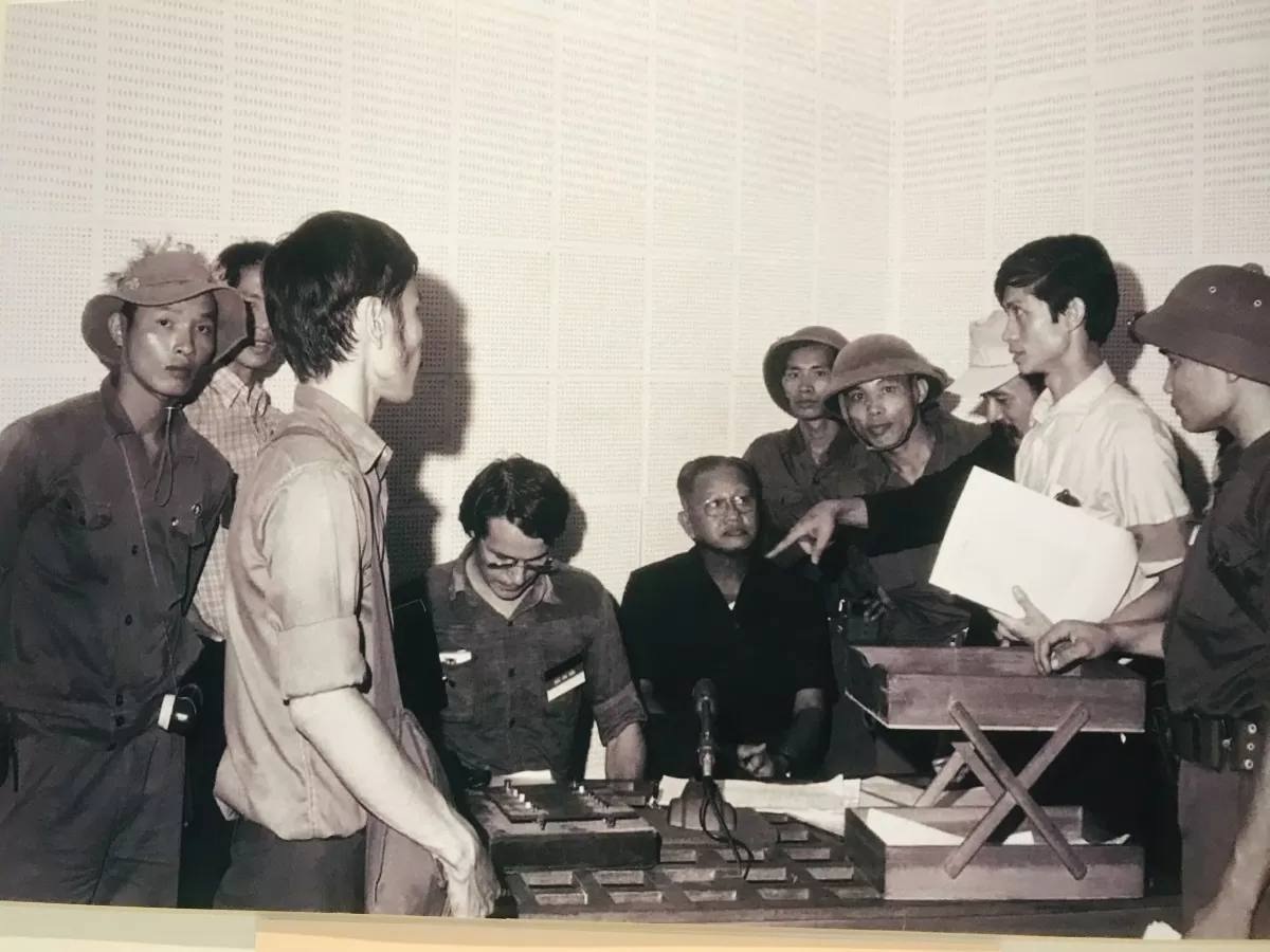 Cựu pháo thủ Ngô Sỹ Nguyên xúc động ở trưng bày "Non sông liền một dải ...