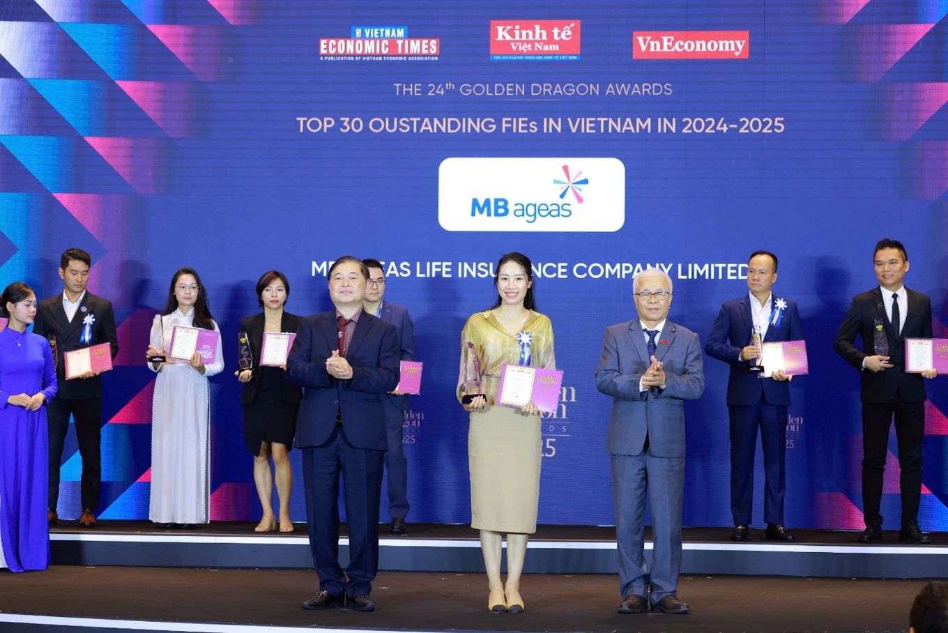 MB Ageas Life được vinh danh Giải thưởng Rồng Vàng lần thứ 3 | Báo Dân trí