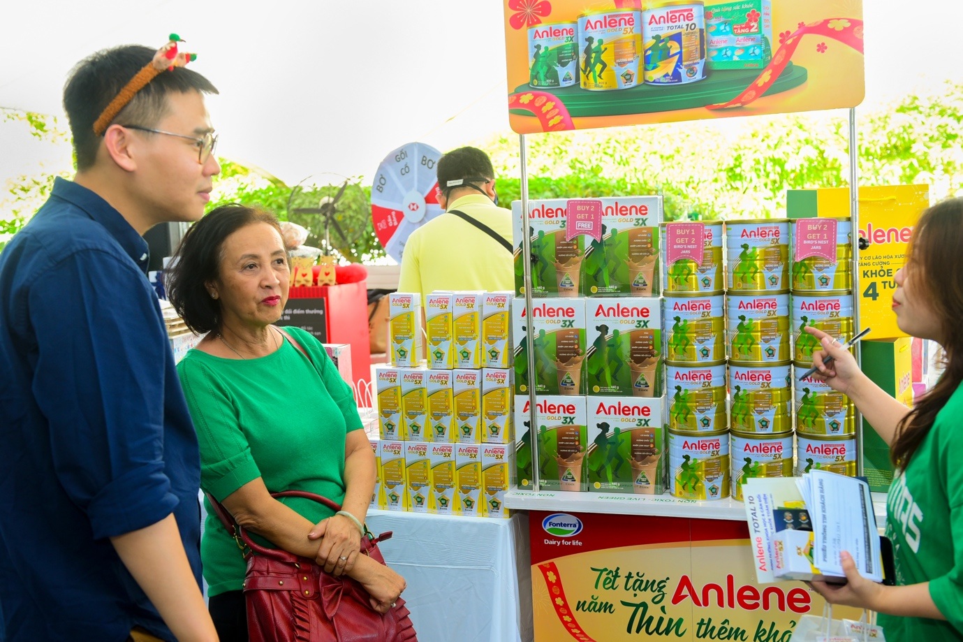 Anlene đồng hành cùng Bệnh viện FV mang không khí lễ hội đến Phiên chợ ...