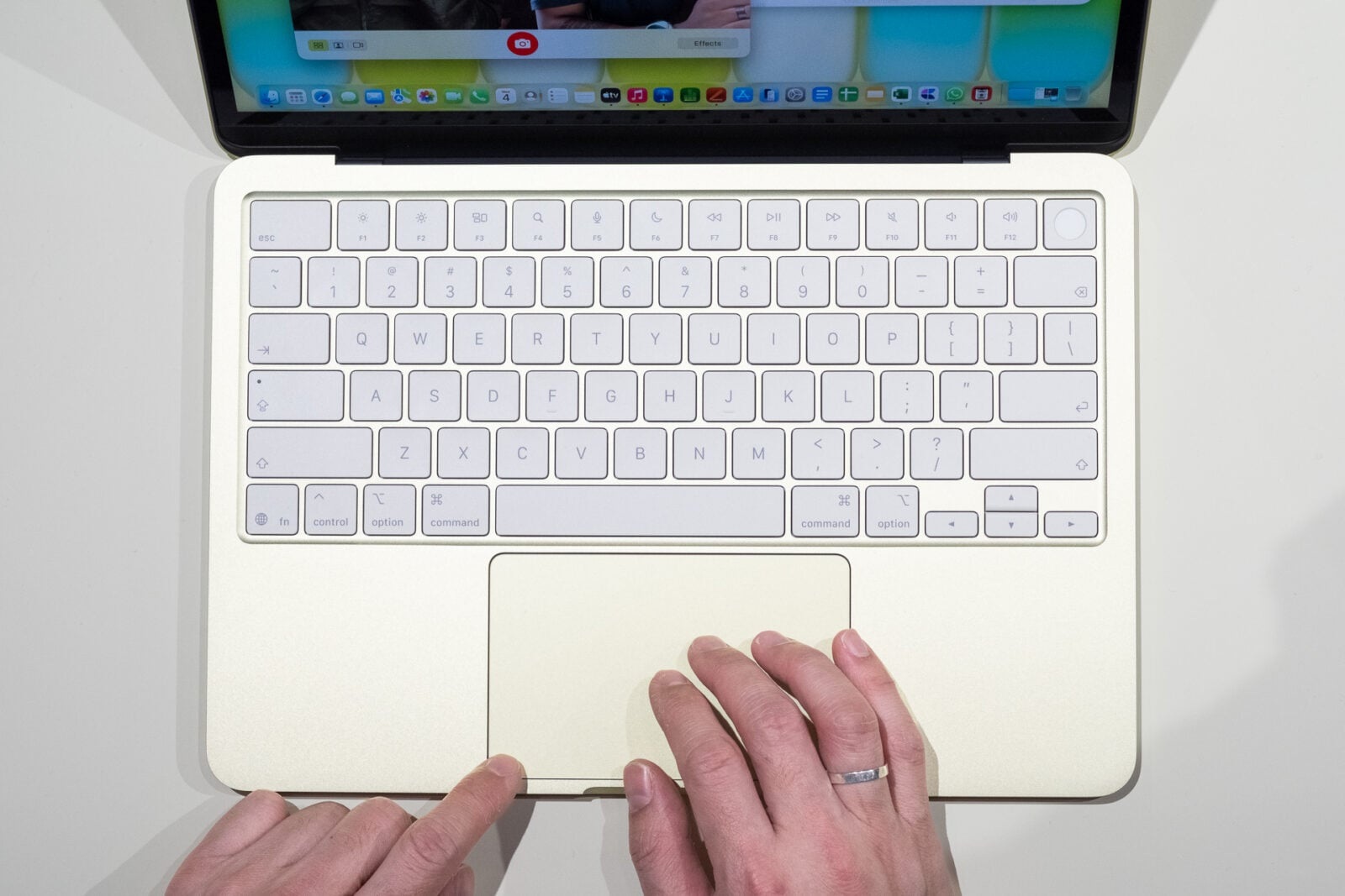 Razones por las que deberías y no deberías comprar un MacBook Neo barato.