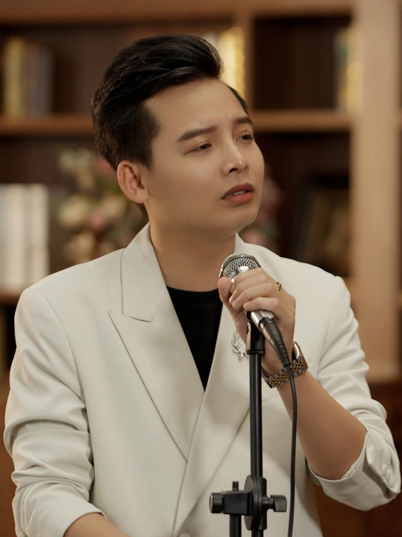 Diễn viên Trung Ruồi lần đầu tiên làm đạo diễn MV cho ca sĩ Xuân Đức ...