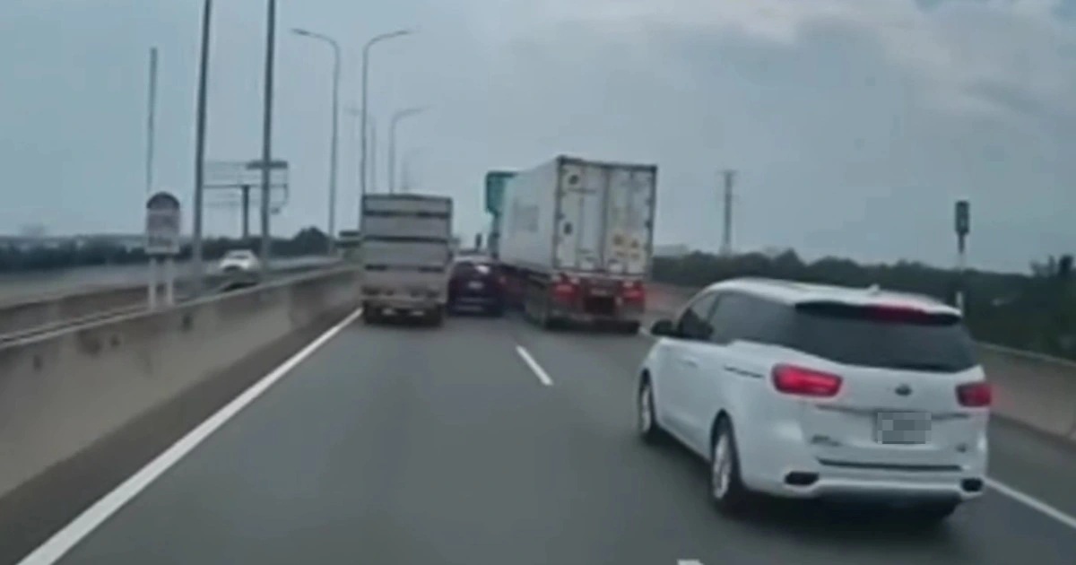 Xe container ép văng chiếc SUV vào mũi xe tải để vượt trên đường cao ...