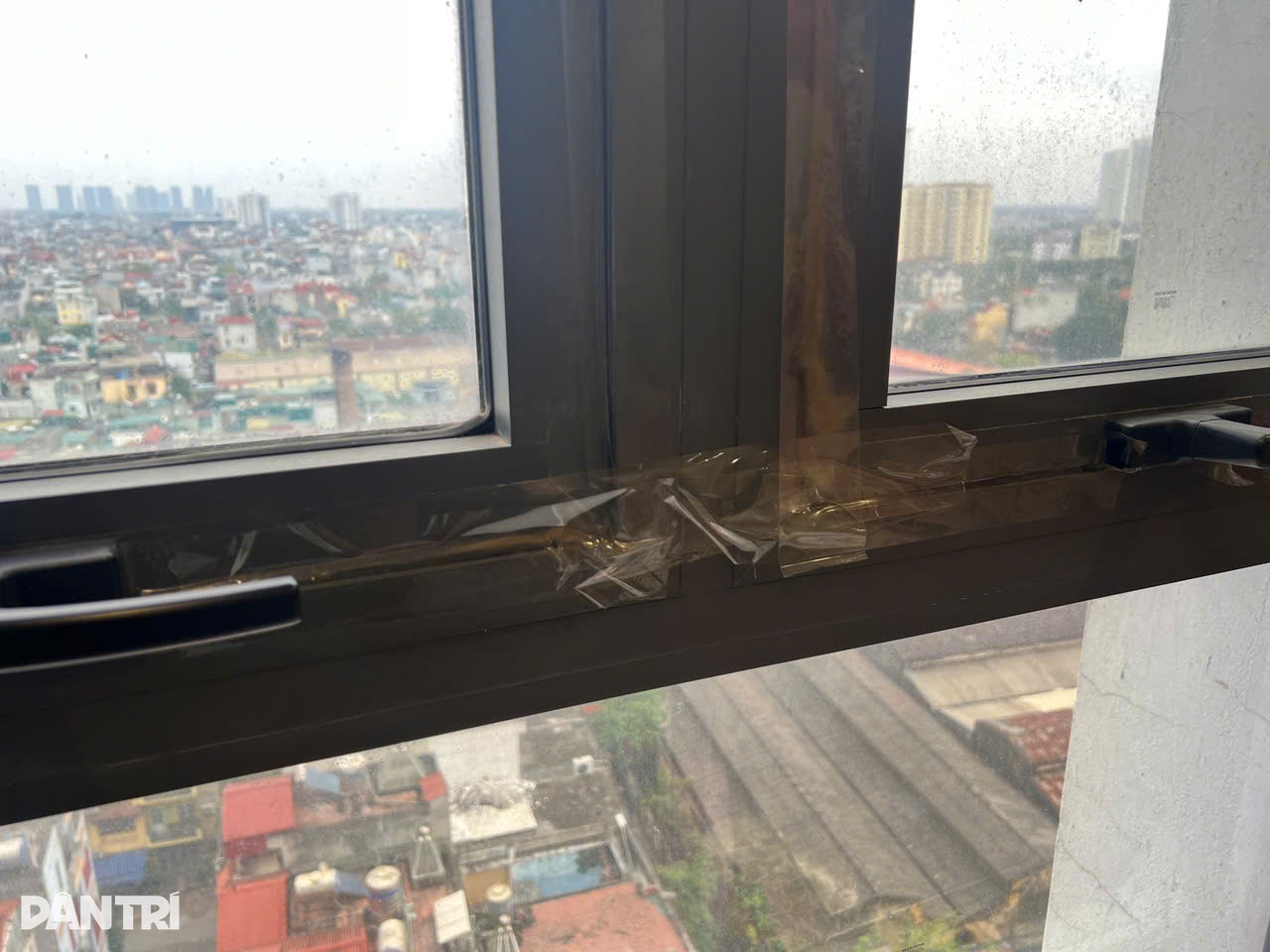 Hà Nội: Cột khói khổng lồ vẫn xả mù mịt, người dân dán băng dính chắn cửa | Báo Dân trí