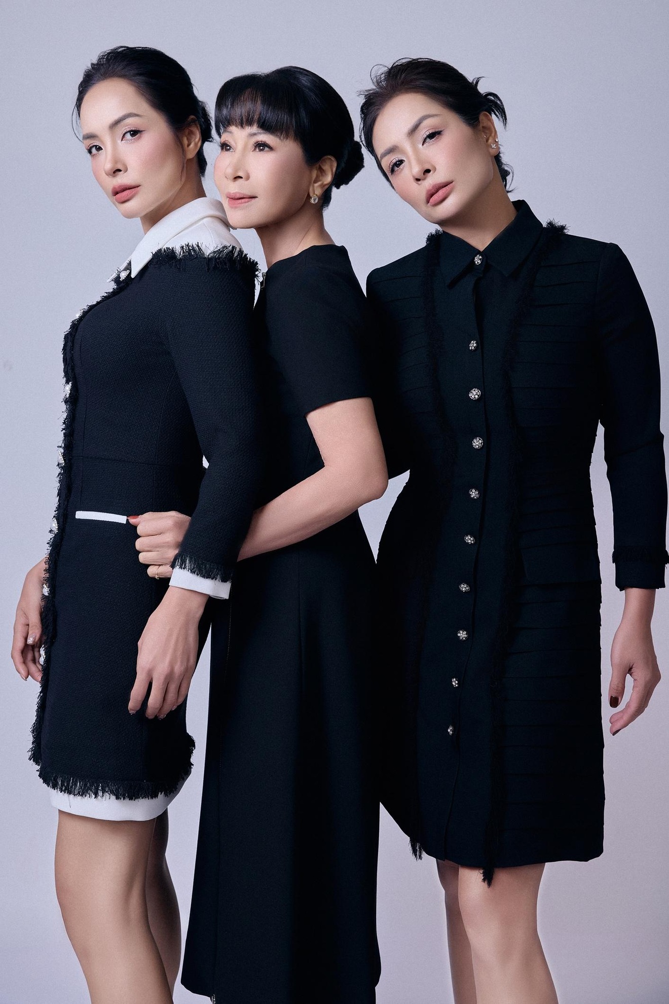 Thúy Hằng, Thúy Hạnh và mẹ U70 chụp hình thời trang gây chú ý | Báo Dân trí