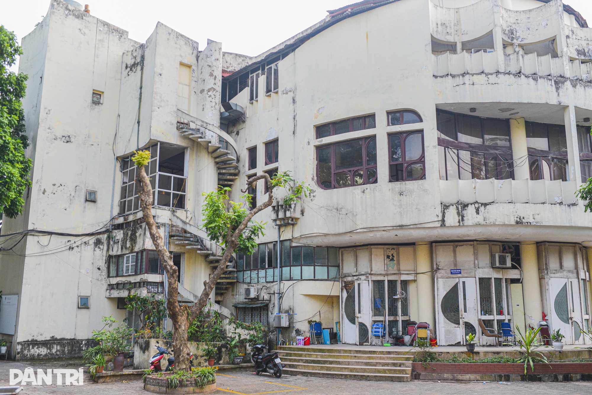 Cung Văn hóa thể thao Thanh niên Hà Nội để hoang, chậm cải tạo 2 năm | Báo Dân trí