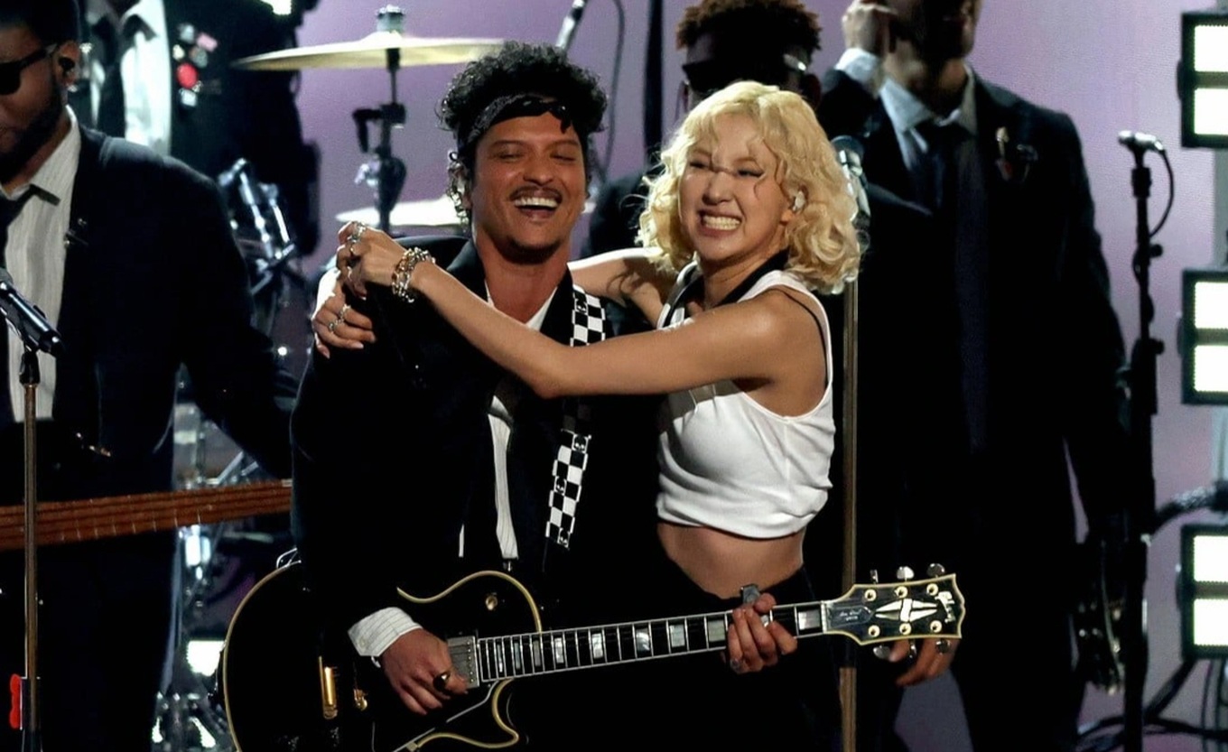 La performance explosive de Rosé et Bruno Mars sur la scène des Grammy ...
