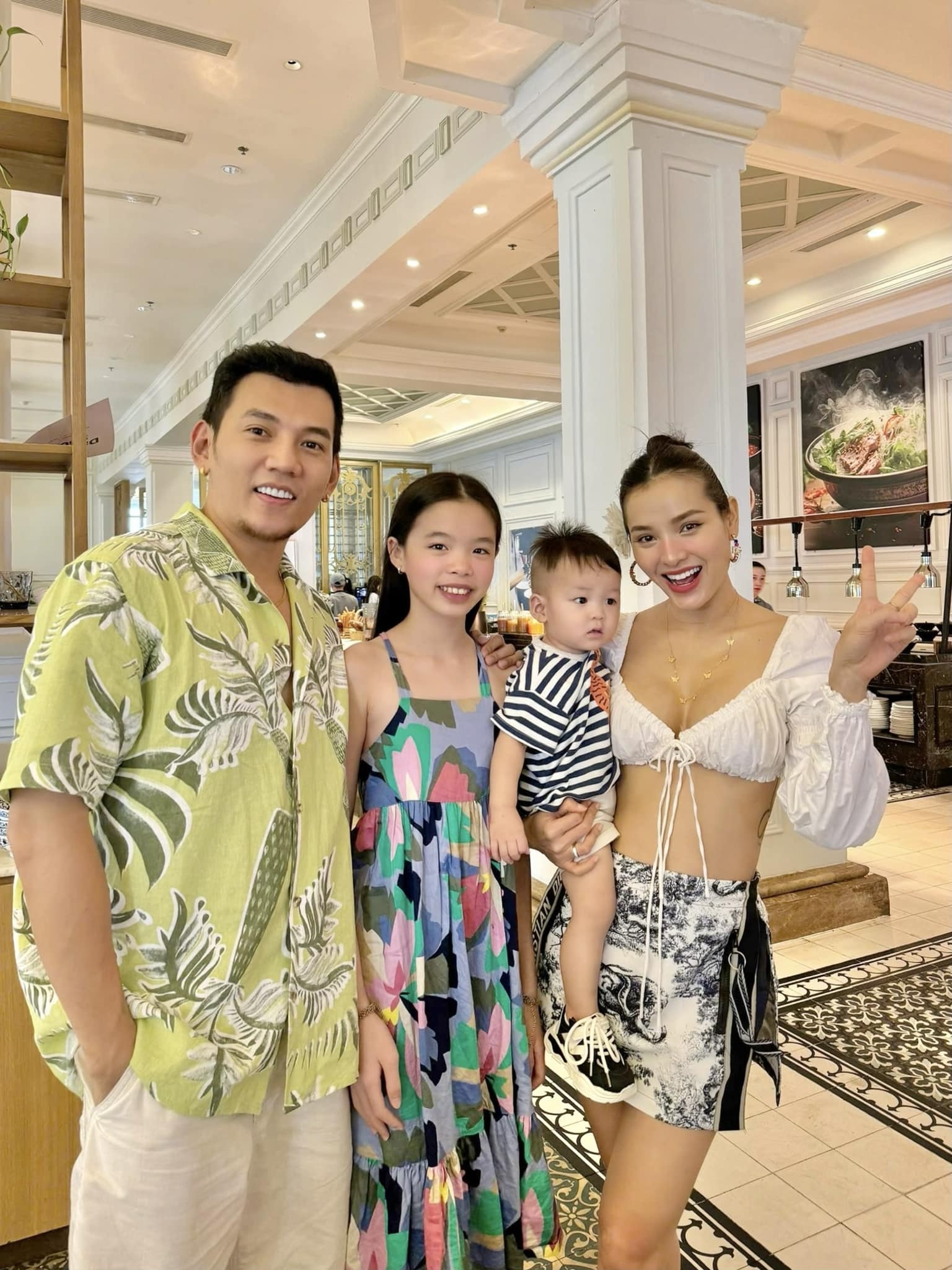 Phương Trinh Jolie mang bầu lần 3: Vóc dáng gợi cảm, tập động tác yoga khó | Báo Dân trí