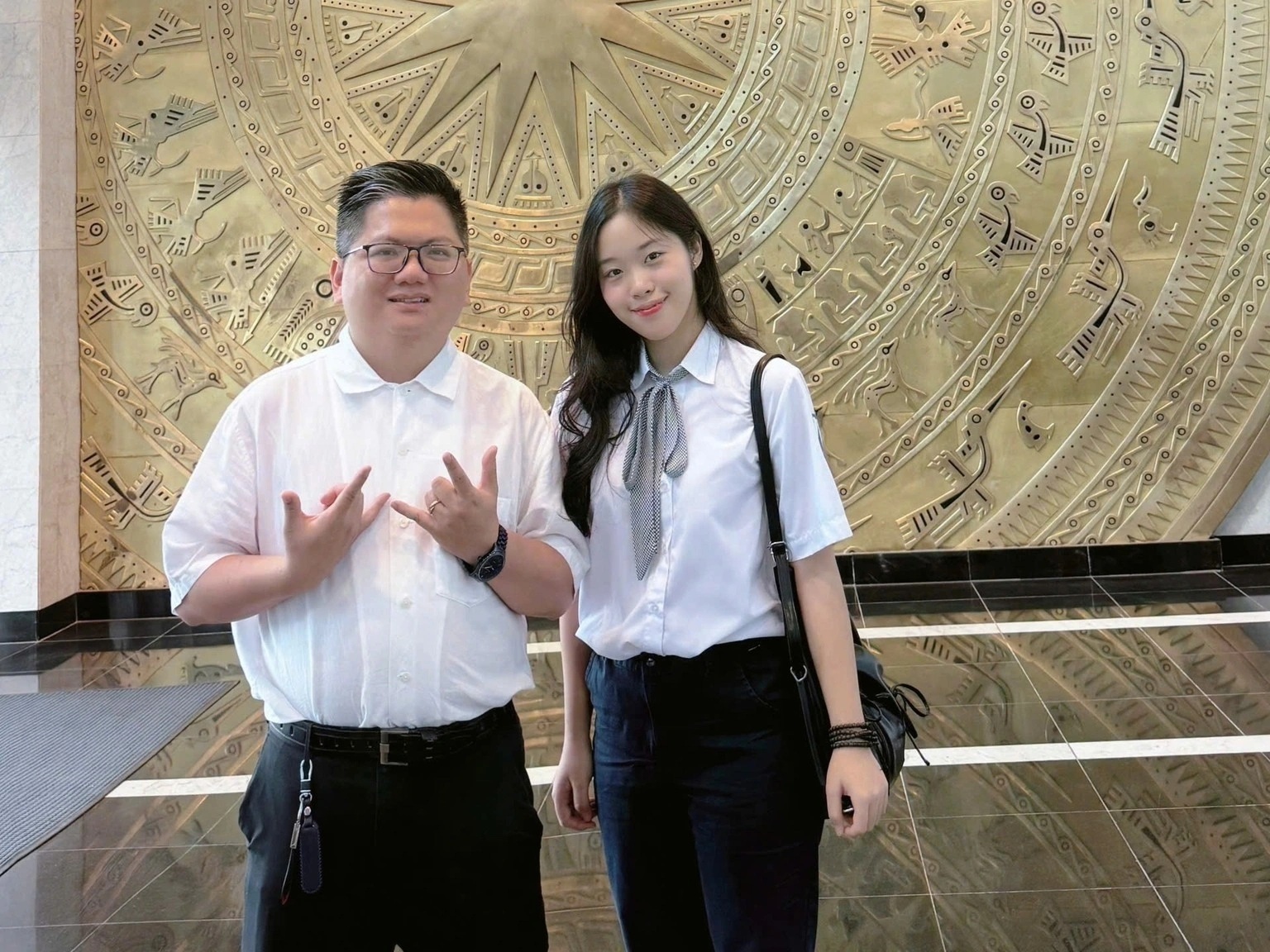 Xuất thân đặc biệt của thầy giáo viết lời tiếng Anh ca khúc 4 tỷ lượt xem | Báo Dân trí