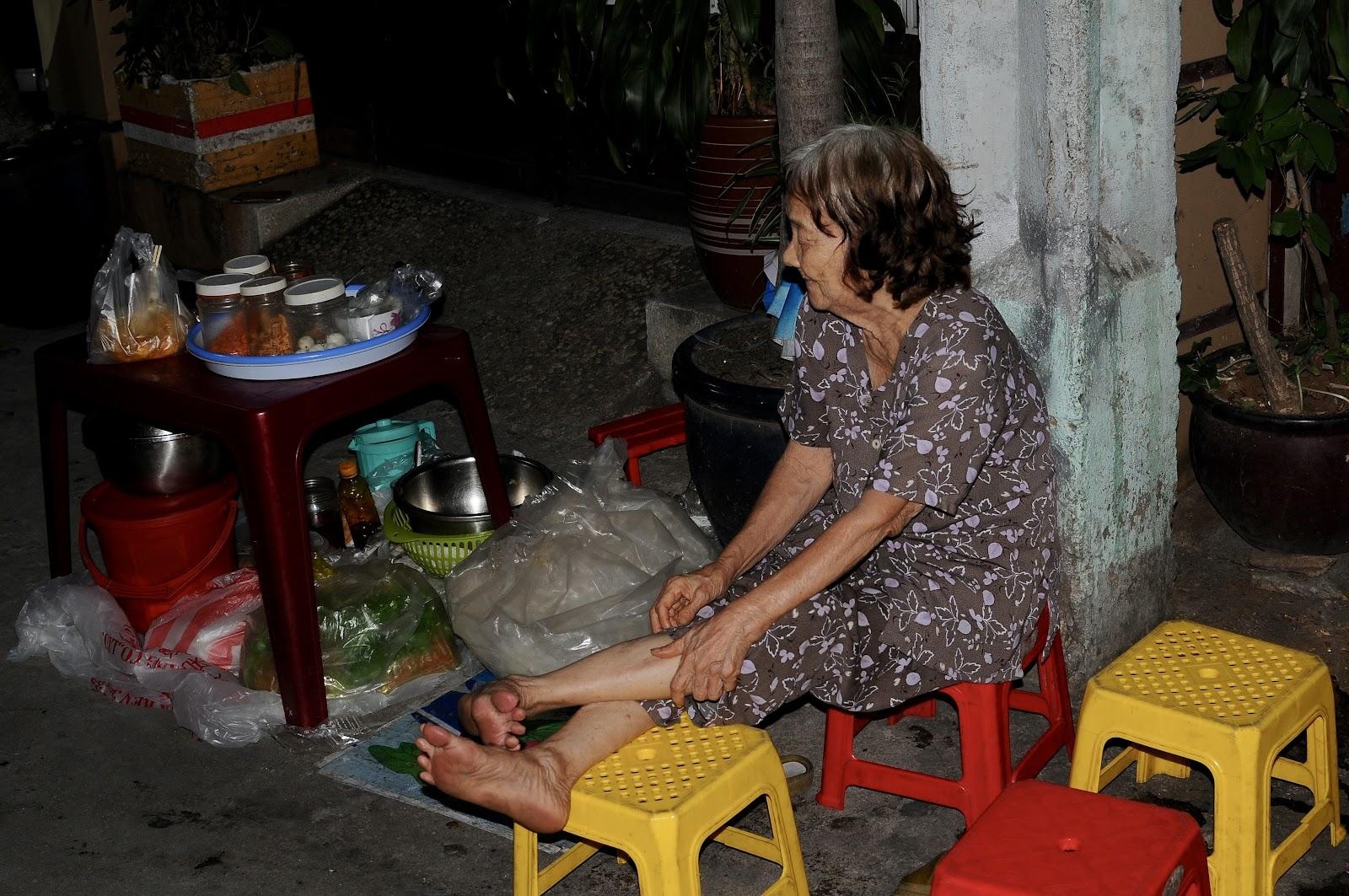 Cụ bà 84 mưu sinh, dầu bắn đỏ mắt vẫn "không muốn là gánh nặng" | Báo ...