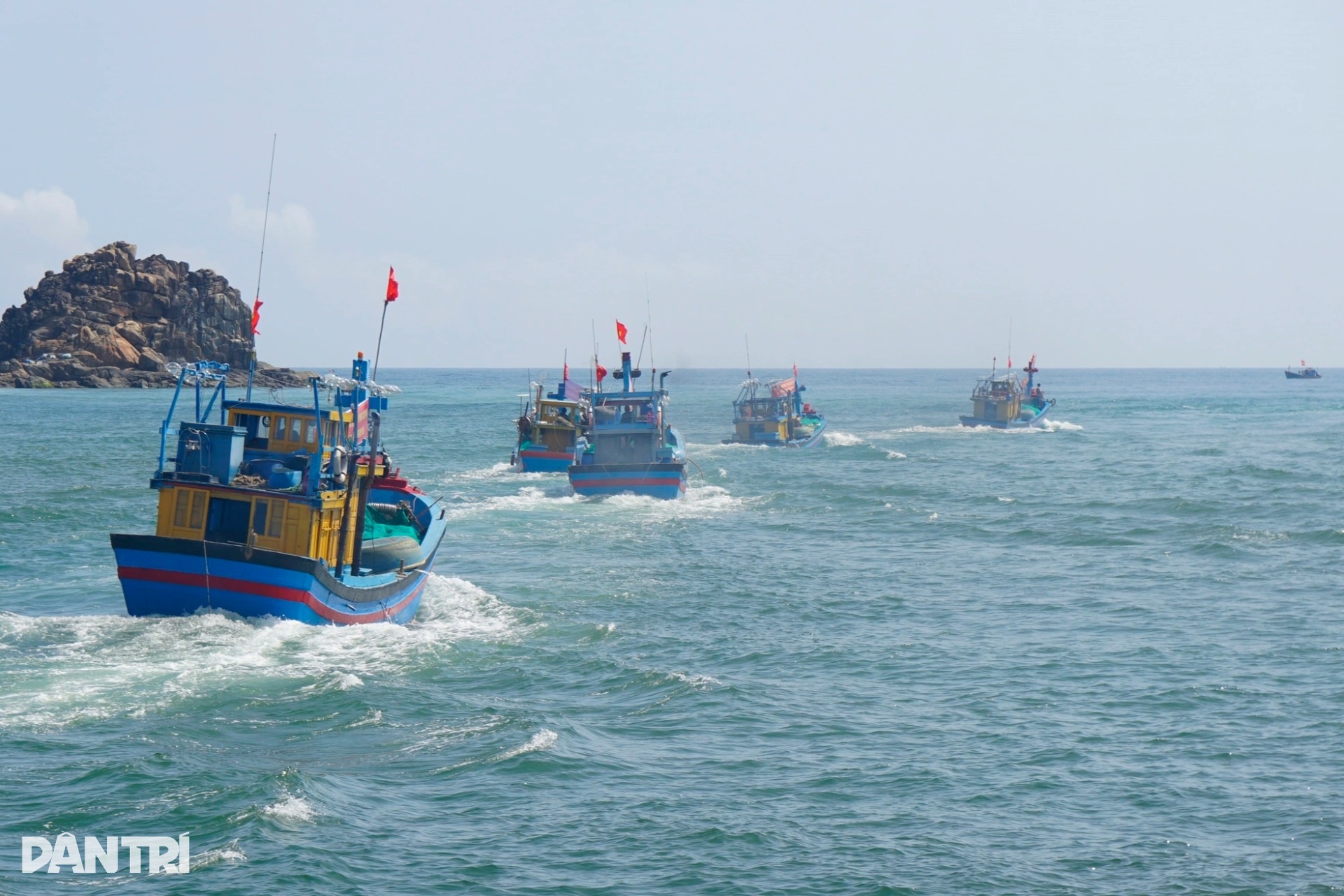 Khẩn trương tìm kiếm tàu cá cùng 8 ngư dân mất liên lạc trên biển | Báo ...