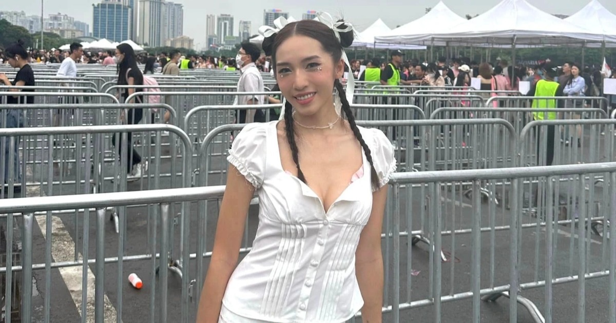Ca sĩ Emily "gây sốt" khi tặng nón lá thành công cho thành viên ...