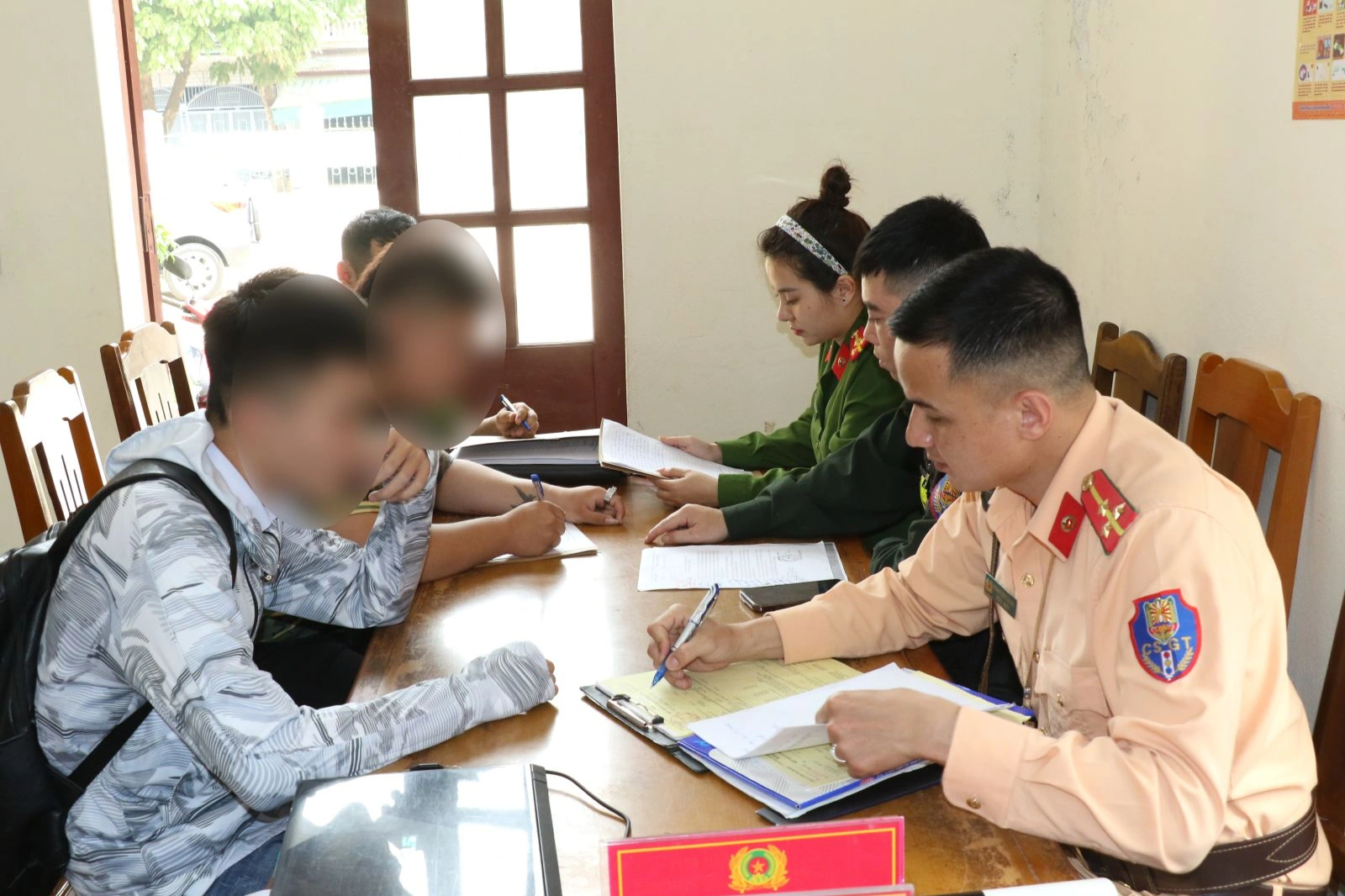 Xử phạt nhóm thiếu niên lạng lách xe máy náo loạn đường phố | Báo Dân trí