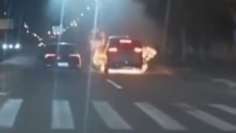 MPV điện Trung Quốc đang di chuyển bỗng cháy dữ dội, lửa "nuốt chửng" xe | Báo Dân trí