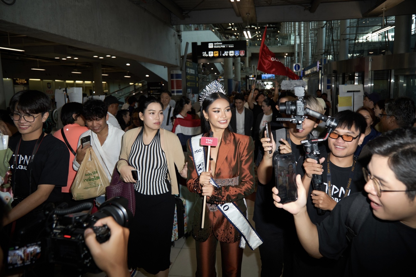 Hành trình về quê nhà Thái Lan của Á hậu Miss Cosmo gây sốt mạng xã hội | Báo Dân trí