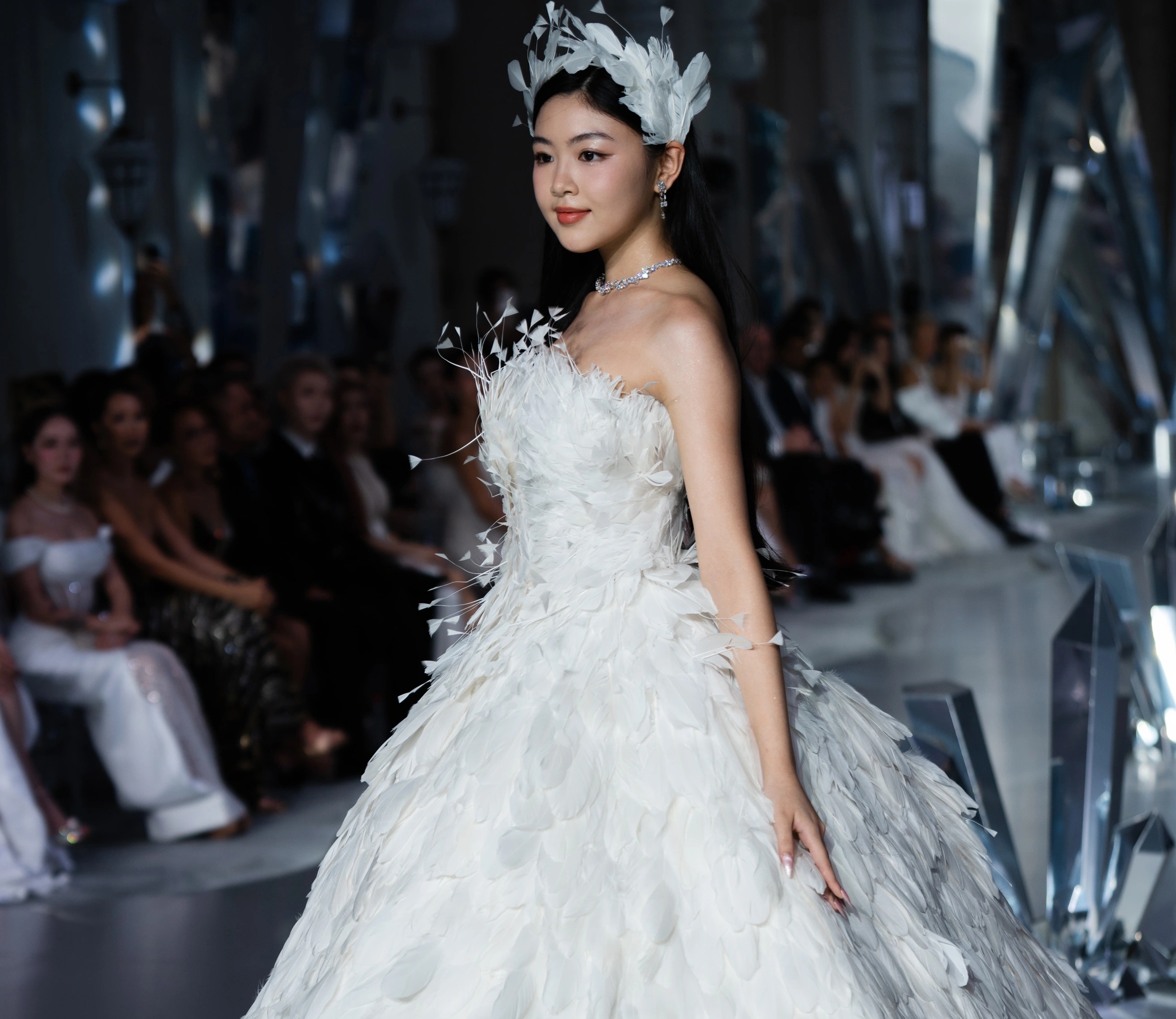 Lọ Lem rơm rớm nước mắt, lên tiếng về hành động liếm môi gây tranh cãi ...