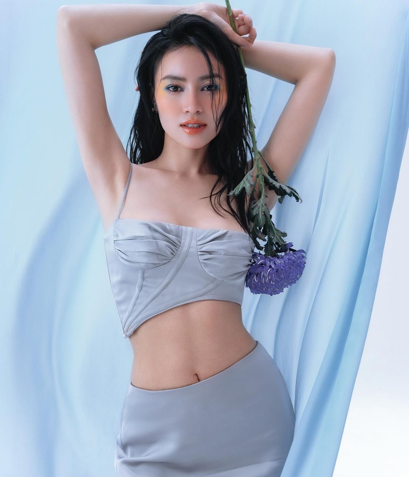 Ninh Dương Lan Ngọc chăm diện đồ cắt xẻ, khoe eo gợi cảm | Báo Dân trí