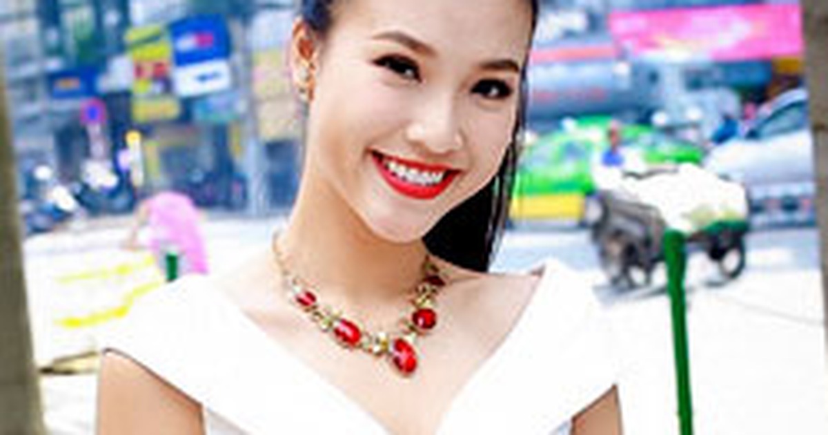 Á hậu Hoàng Oanh đẹp “hút mắt” làm MC | Báo Dân trí