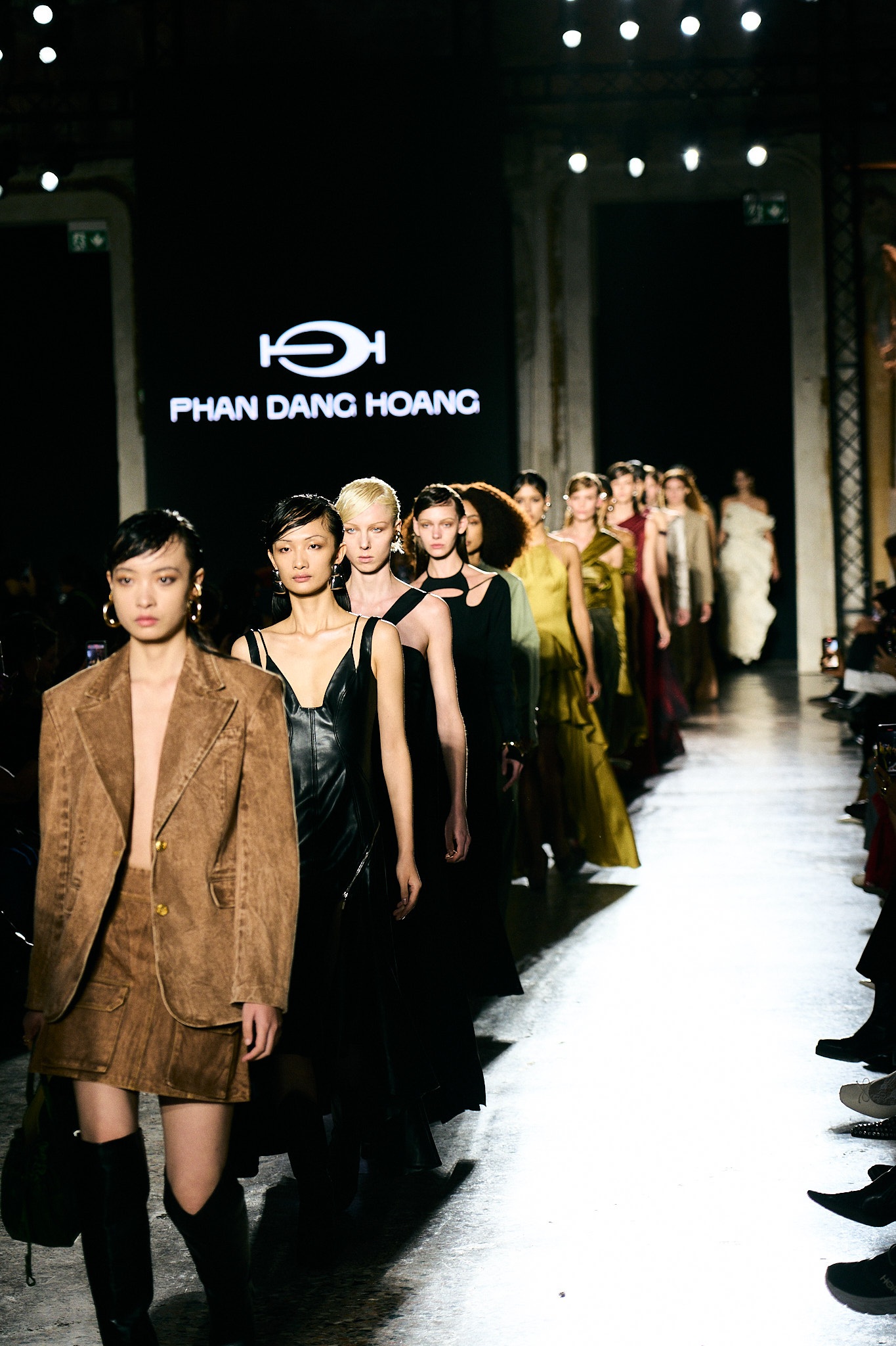 Nhà thiết kế Phan Đăng Hoàng mang đến điều gì đặc biệt tại Milan? | Báo Dân trí