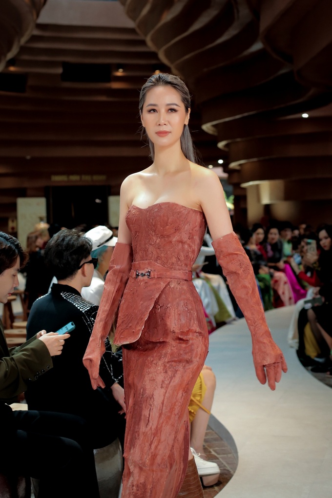 Hoa hậu Dương Thùy Linh trình diễn váy làm từ đất sét | Báo Dân trí