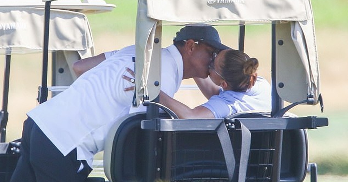 Jennifer Lopez tình tứ hôn bồ trẻ khi đi chơi golf | Báo Dân trí