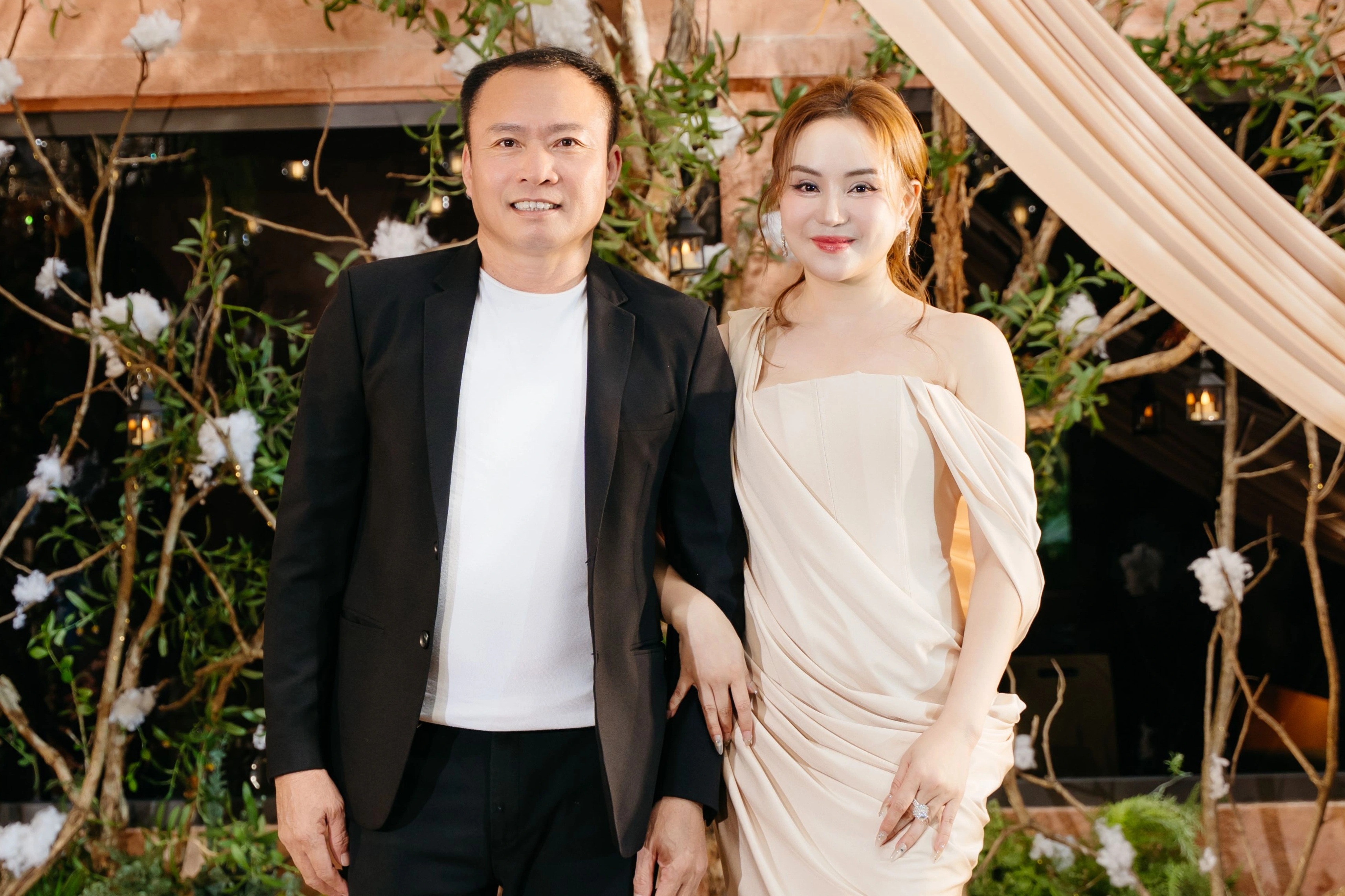 Ca sĩ Vy Oanh trở lại với âm nhạc, được chồng doanh nhân hỗ trợ | Báo ...