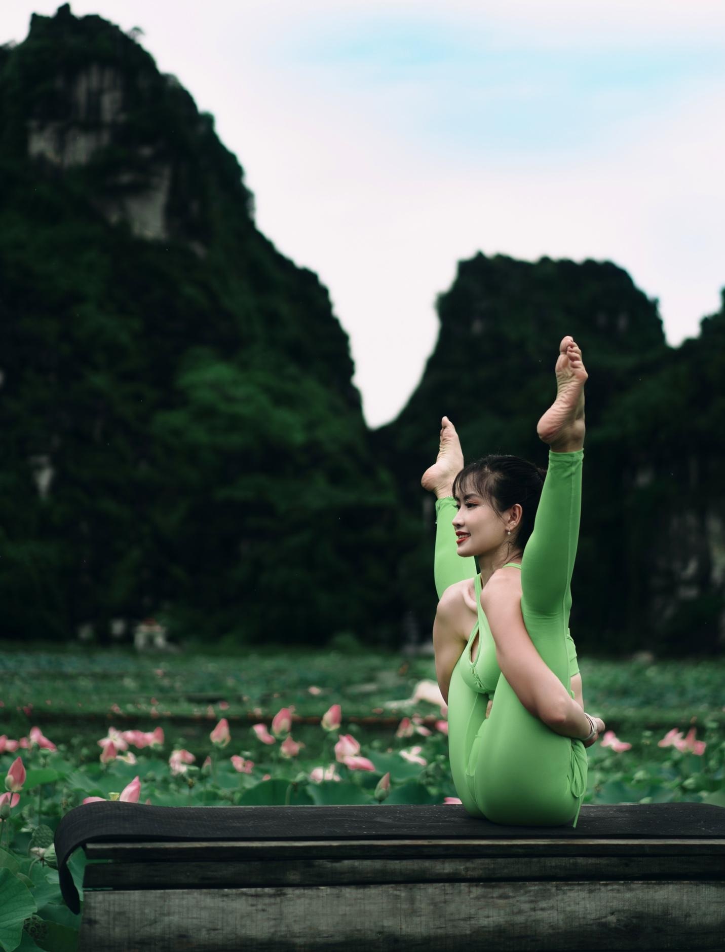 Nữ vận động viên vô địch quốc gia mê chụp ảnh yoga với thiên nhiên | Báo Dân trí