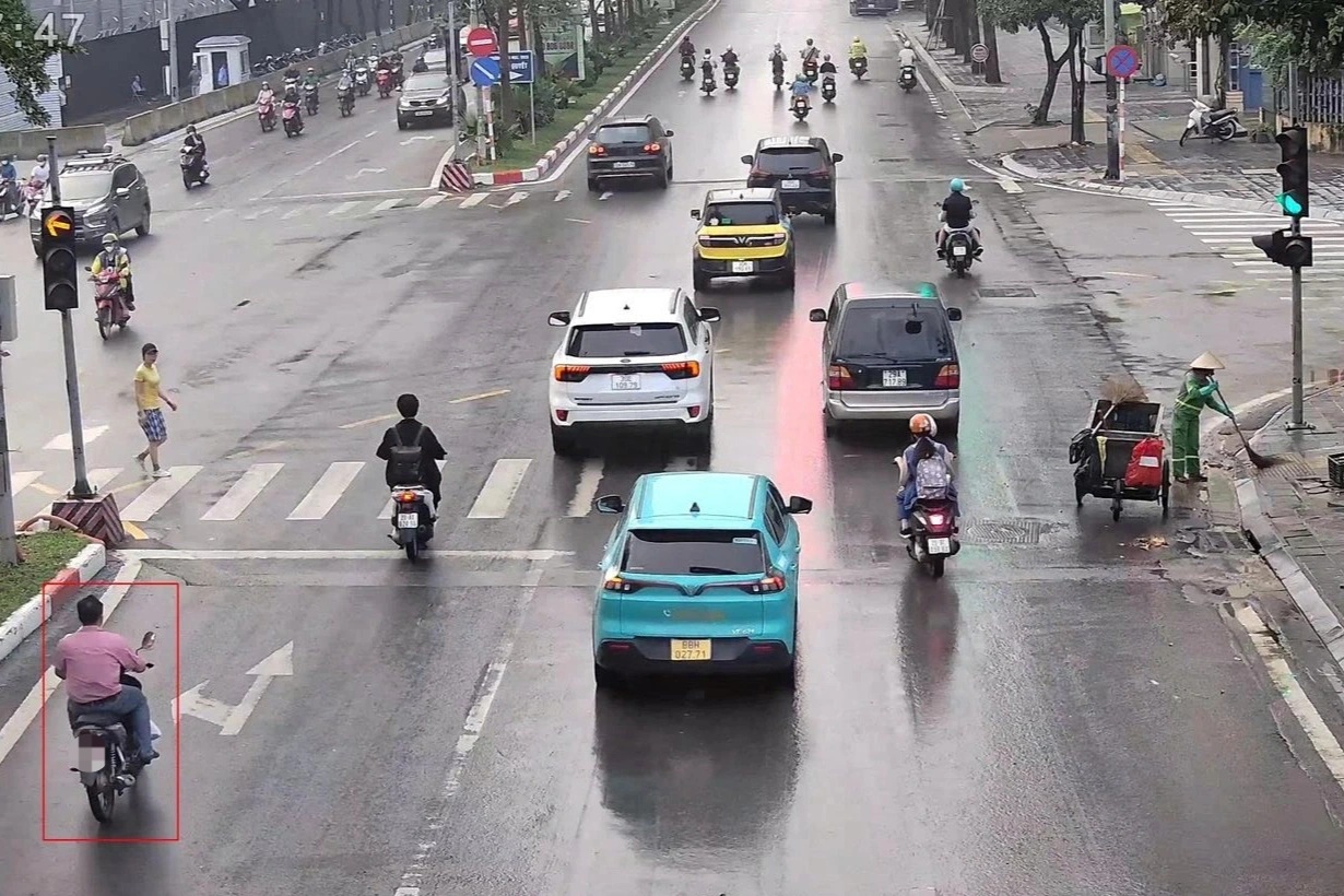 Camera AI ở một ngã tư Hà Nội trong 24 giờ phát hiện 260 lái xe vượt đèn đỏ | Báo Dân trí