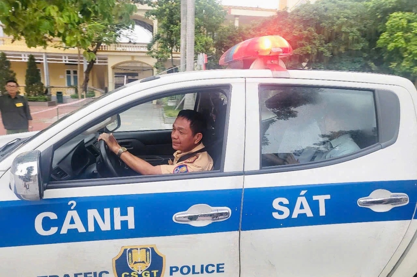 Cảnh sát giao thông Hải Dương đưa thí sinh đi cấp cứu kịp giờ thi | Báo Dân trí