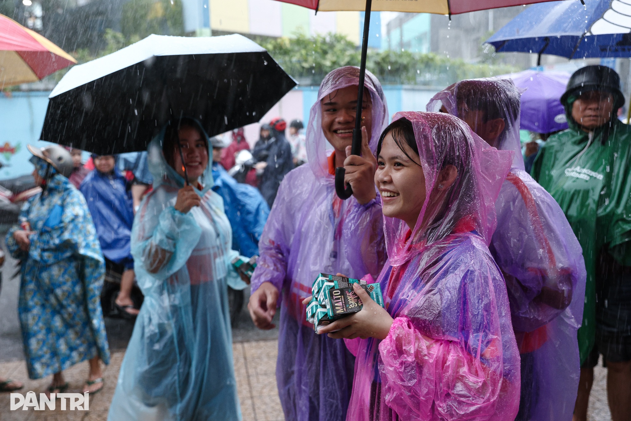 Phụ huynh TPHCM dầm mưa cả buổi để chờ con thi tốt nghiệp THPT | Báo Dân trí