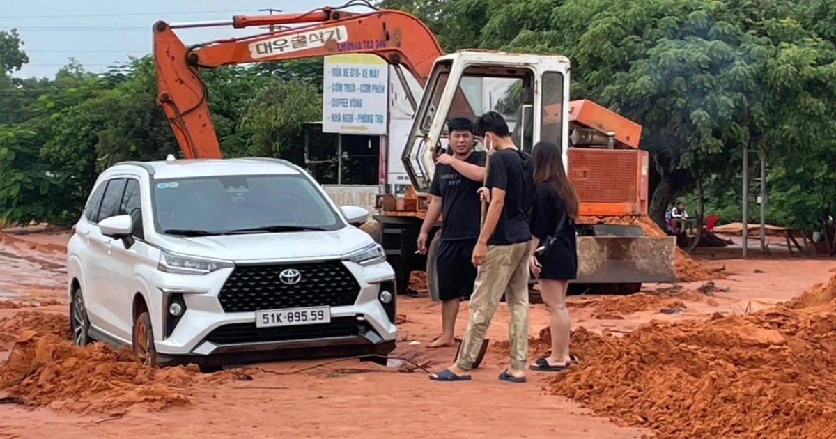 Cát đỏ lại tràn xuống đường, chia cắt giao thông ở TP Phan Thiết | Báo ...