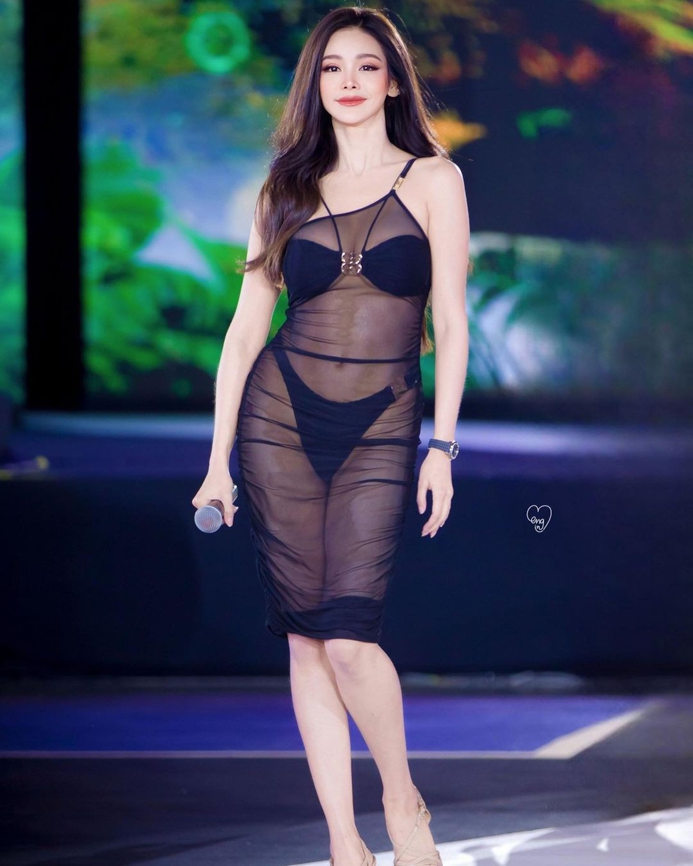 Nhiệm kỳ thị phi của hoa hậu theo đuổi phong cách hở bạo Engfa Wahara | Báo Dân trí