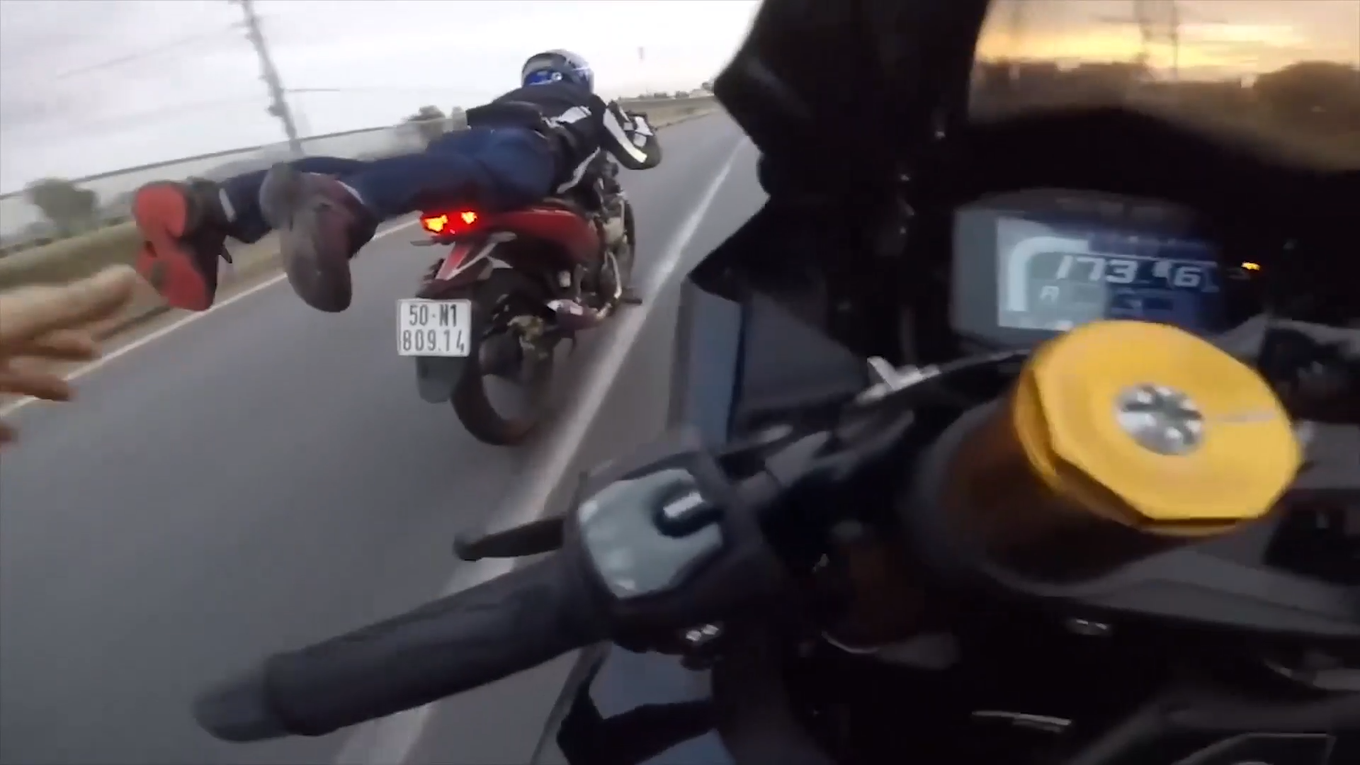 Xôn xao đoạn video nhóm phượt thủ khoe phóng phân khối lớn 299km/h | Báo Dân trí