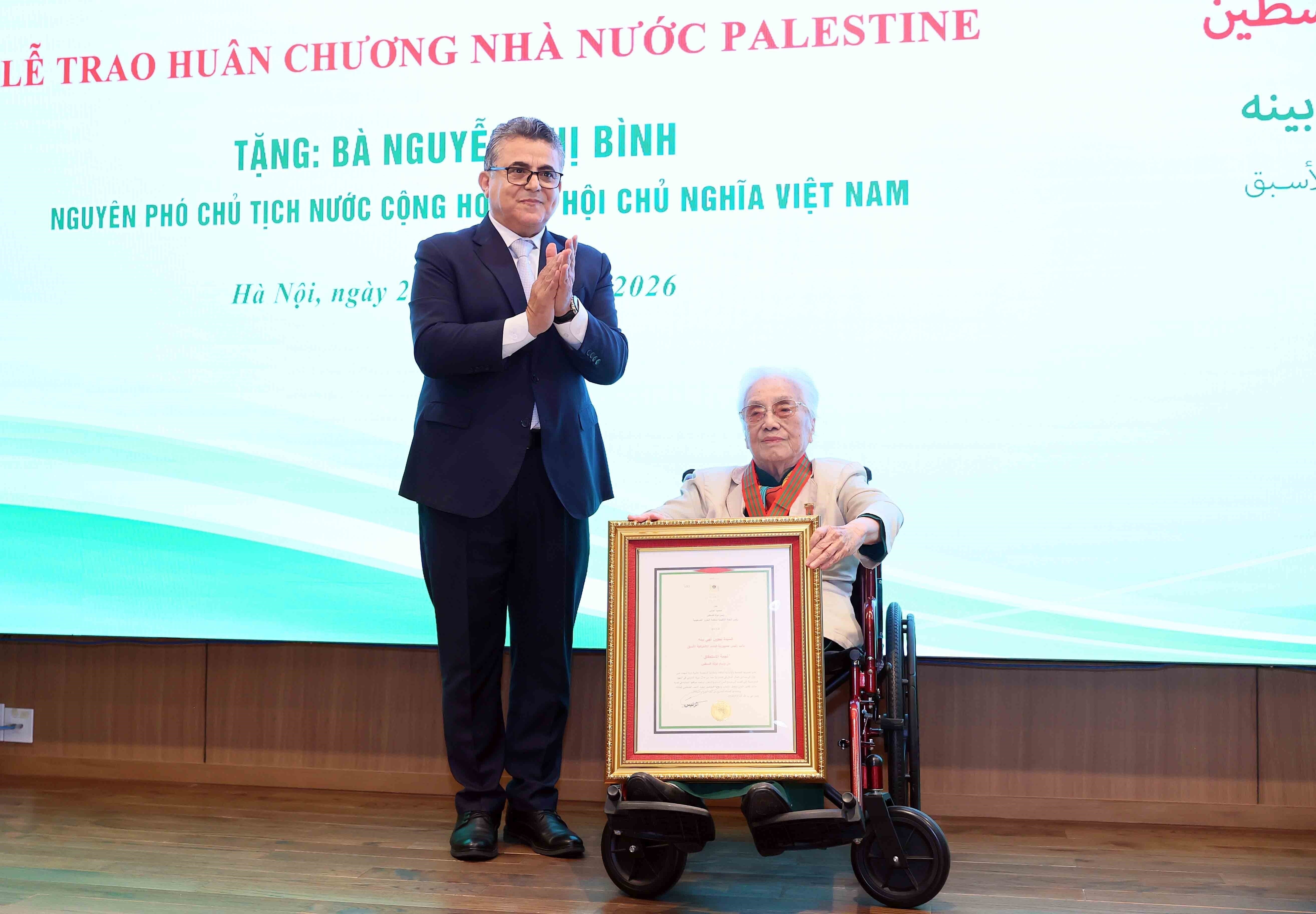 Trao Huân chương Ngôi sao Công trạng tặng nguyên Phó Chủ tịch nước ...
